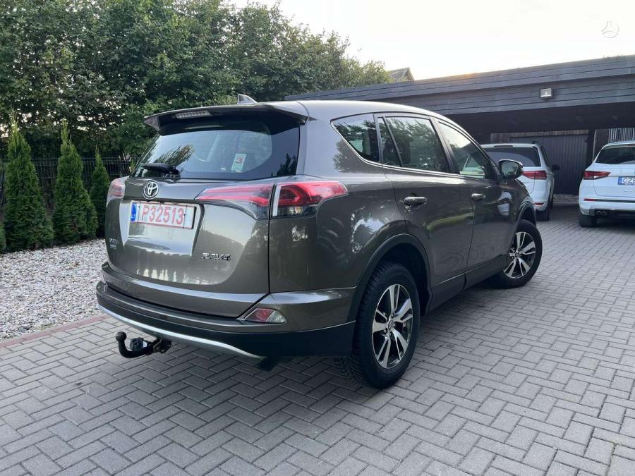 Brown Toyota RAV4 2016 in Druskininkai, with an engine capacity of 2.00 L and mileage of 212 thousand km for 12490 €, photo 6 on AUTOMOTO.COM.LV