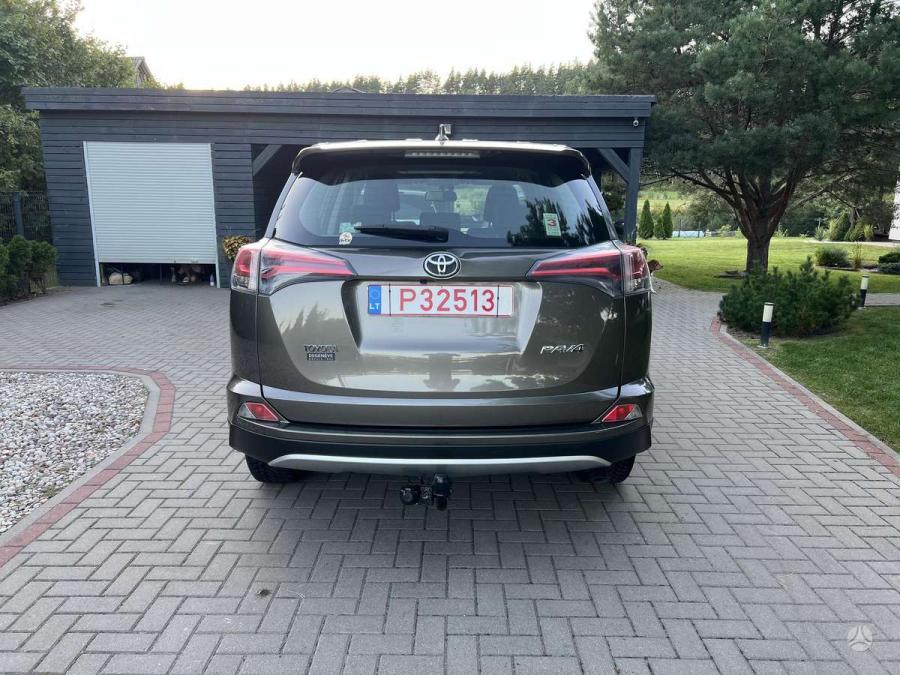 Brown Toyota RAV4 2016 in Druskininkai, with an engine capacity of 2.00 L and mileage of 212 thousand km for 12490 €, photo 7 on AUTOMOTO.COM.LV