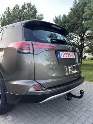 Brown Toyota RAV4 2016 in Druskininkai, with an engine capacity of 2.00 L and mileage of 212 thousand km for 12490 €, photo 9 on AUTOMOTO.COM.LV