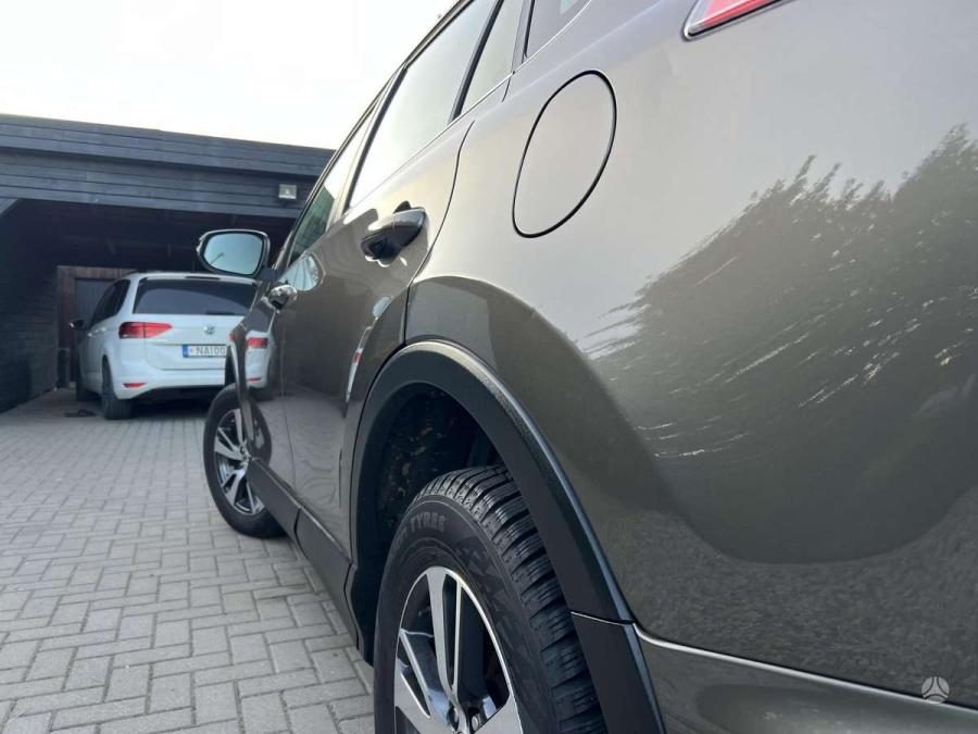 Brown Toyota RAV4 2016 in Druskininkai, with an engine capacity of 2.00 L and mileage of 212 thousand km for 12490 €, photo 13 on AUTOMOTO.COM.LV