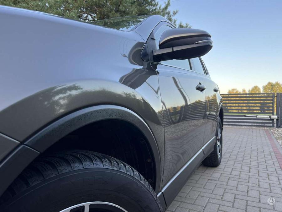 Brown Toyota RAV4 2016 in Druskininkai, with an engine capacity of 2.00 L and mileage of 212 thousand km for 12490 €, photo 15 on AUTOMOTO.COM.LV