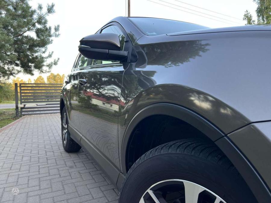 Brown Toyota RAV4 2016 in Druskininkai, with an engine capacity of 2.00 L and mileage of 212 thousand km for 12490 €, photo 16 on AUTOMOTO.COM.LV