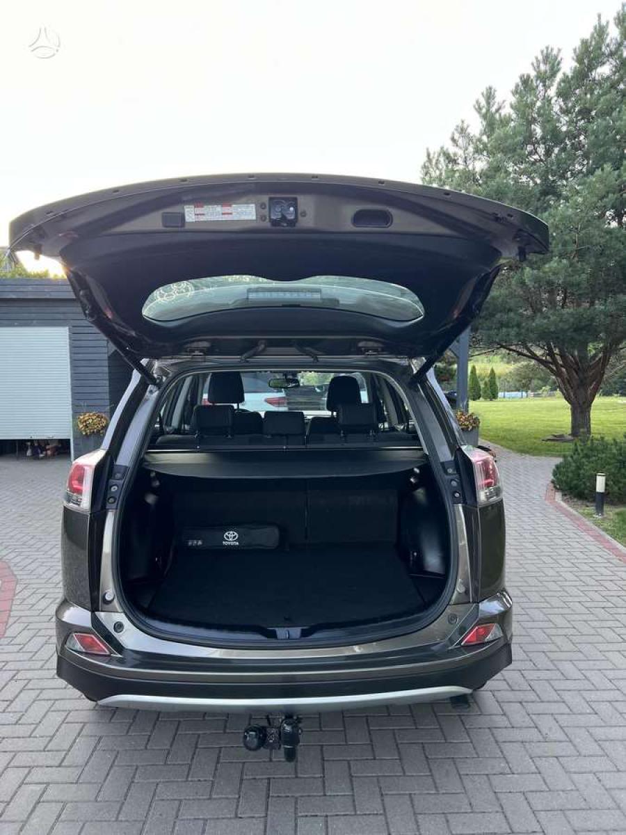 Brown Toyota RAV4 2016 in Druskininkai, with an engine capacity of 2.00 L and mileage of 212 thousand km for 12490 €, photo 17 on AUTOMOTO.COM.LV