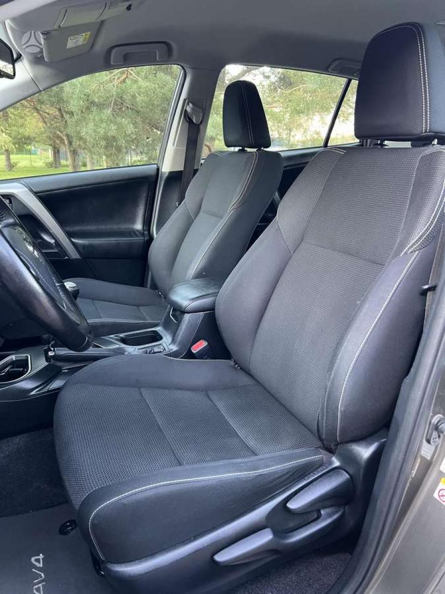 Brown Toyota RAV4 2016 in Druskininkai, with an engine capacity of 2.00 L and mileage of 212 thousand km for 12490 €, photo 23 on AUTOMOTO.COM.LV