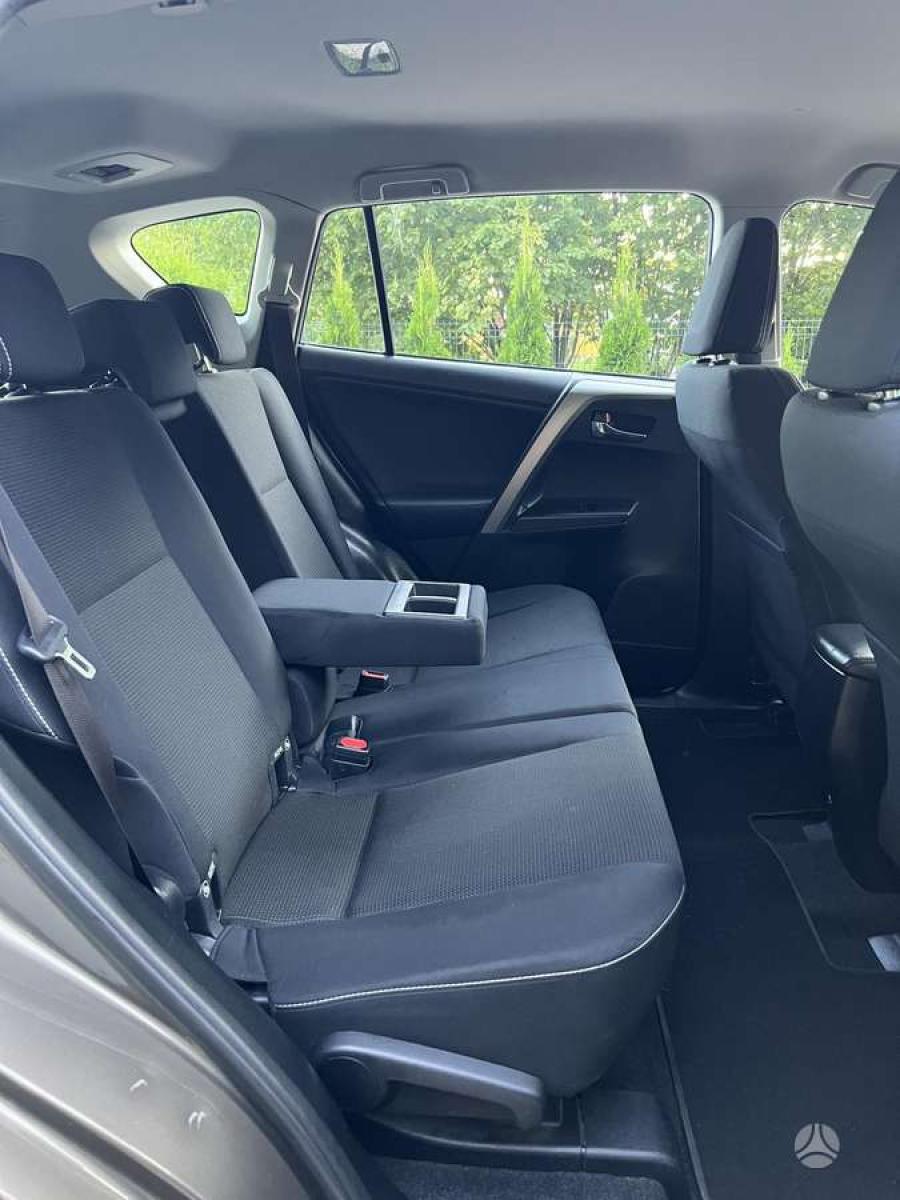 Brown Toyota RAV4 2016 in Druskininkai, with an engine capacity of 2.00 L and mileage of 212 thousand km for 12490 €, photo 26 on AUTOMOTO.COM.LV