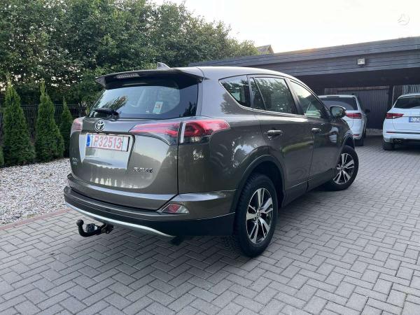 Brown Toyota RAV4 2016 in Druskininkai, with an engine capacity of 2.00 L and mileage of 212 thousand km for 12490 €, photo 6 on AUTOMOTO.COM.LV
