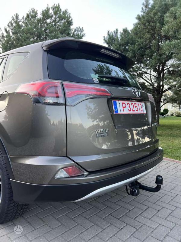 Brown Toyota RAV4 2016 in Druskininkai, with an engine capacity of 2.00 L and mileage of 212 thousand km for 12490 €, photo 9 on AUTOMOTO.COM.LV