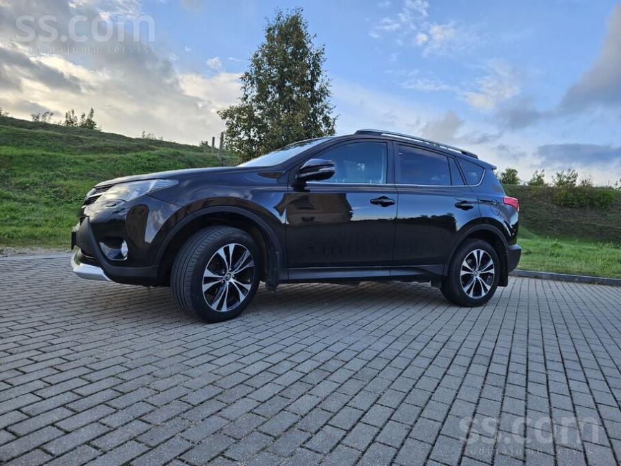 Brown Toyota RAV4 2016 in Daugavpils, with an engine capacity of 2.20 L and mileage of 201 thousand km for 12500 €, photo 3 on AUTOMOTO.COM.LV