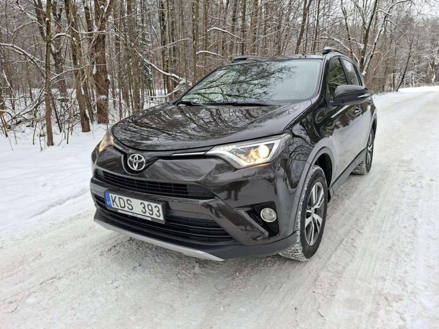 Brown Toyota RAV4 2017 in Vilnius, with an engine capacity of 1.99 L and mileage of 172 thousand km for 14300 €, photo 2 on AUTOMOTO.COM.LV