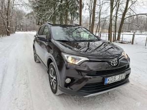 Brown Toyota RAV4 2017 in Vilnius, with an engine capacity of 1.99 L and mileage of 172 thousand km for 14300 €, photo 3 on AUTOMOTO.COM.LV
