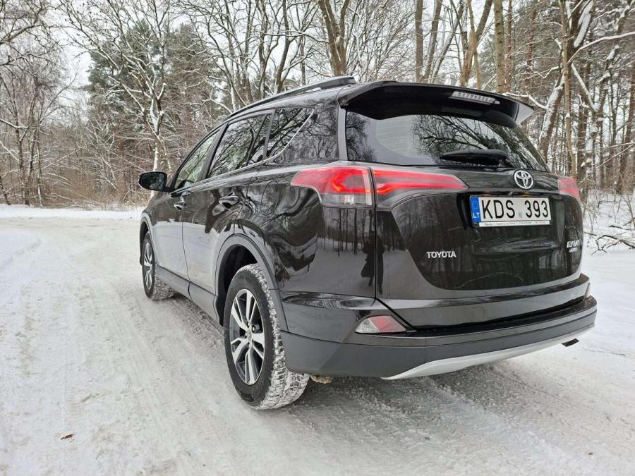 Brown Toyota RAV4 2017 in Vilnius, with an engine capacity of 1.99 L and mileage of 172 thousand km for 14300 €, photo 4 on AUTOMOTO.COM.LV