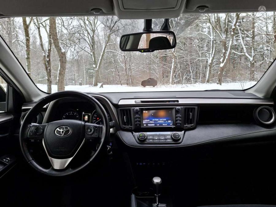 Brown Toyota RAV4 2017 in Vilnius, with an engine capacity of 1.99 L and mileage of 172 thousand km for 14300 €, photo 9 on AUTOMOTO.COM.LV
