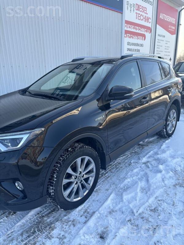 Brown Toyota RAV4 2017 in Riga, with an engine capacity of 2.50 L and mileage of 208 thousand km for 16500 €, photo 1 on AUTOMOTO.COM.LV