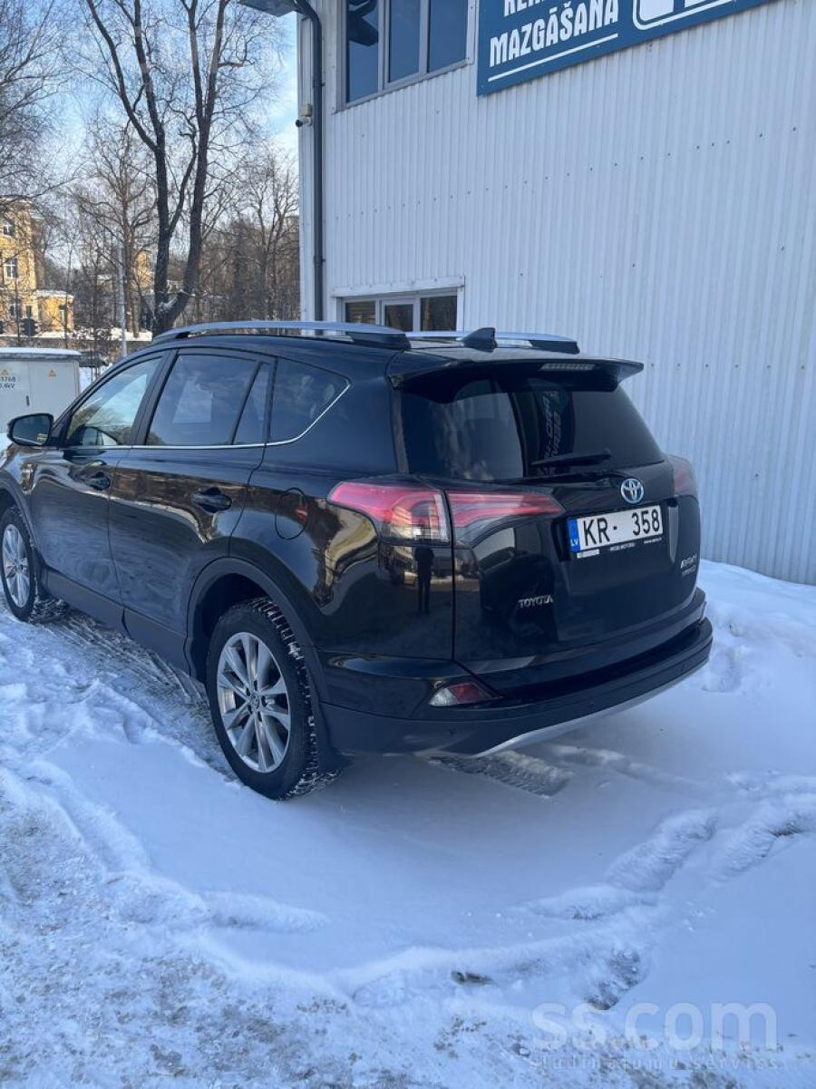 Brown Toyota RAV4 2017 in Riga, with an engine capacity of 2.50 L and mileage of 208 thousand km for 16500 €, photo 2 on AUTOMOTO.COM.LV