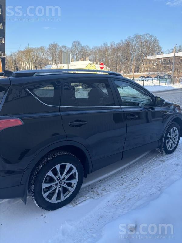Brown Toyota RAV4 2017 in Riga, with an engine capacity of 2.50 L and mileage of 208 thousand km for 16500 €, photo 4 on AUTOMOTO.COM.LV