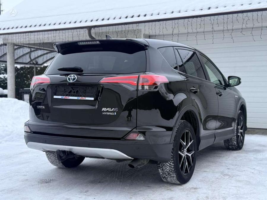 Brown Toyota RAV4 2017 in Ukmerge, with an engine capacity of 2.49 L and mileage of 156 thousand km for 17350 €, photo 8 on AUTOMOTO.COM.LV