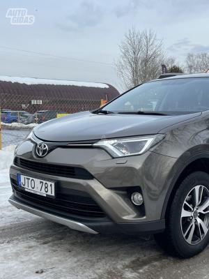 Brūns Toyota RAV4 2017 Viļņa, ar dzinēja tilpumu 2.00 L un nobraukumu 131 tūkst. km par 17000 €, foto 2 vietnē AUTOMOTO.COM.LV