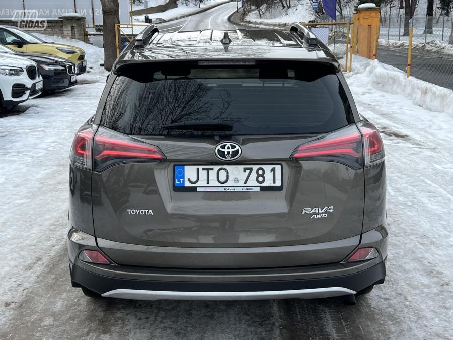 Brūns Toyota RAV4 2017 Viļņa, ar dzinēja tilpumu 2.00 L un nobraukumu 131 tūkst. km par 17000 €, foto 5 vietnē AUTOMOTO.COM.LV