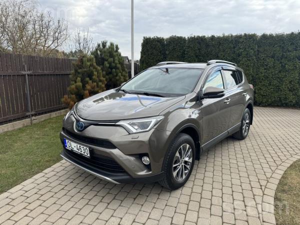 Brown Toyota RAV4 2017 in Riga, with an engine capacity of 2.50 L and mileage of 105 thousand km for 18300 €, photo  on AUTOMOTO.COM.LV