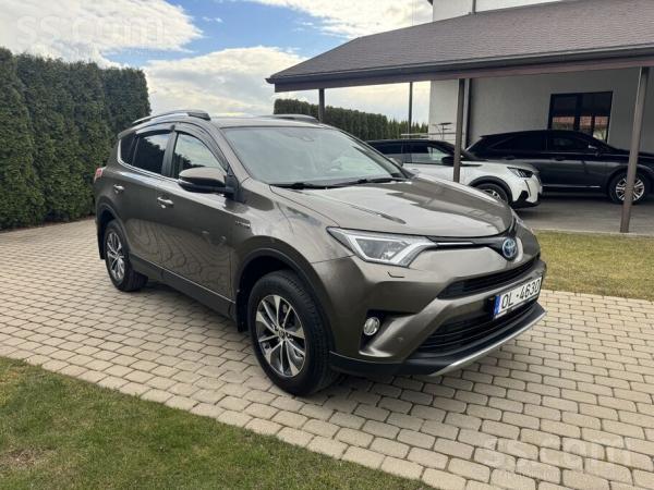 Brown Toyota RAV4 2017 in Riga, with an engine capacity of 2.50 L and mileage of 105 thousand km for 18300 €, photo 5 on AUTOMOTO.COM.LV