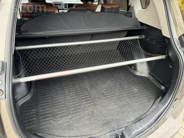 Brown Toyota RAV4 2017 in Riga, with an engine capacity of 2.50 L and mileage of 105 thousand km for 18300 €, photo 10 on AUTOMOTO.COM.LV