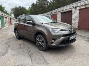 Brown Toyota RAV4 2017 in Riga, with an engine capacity of 2.00 L and mileage of 173 thousand km for 13500 €, photo 3 on AUTOMOTO.COM.LV