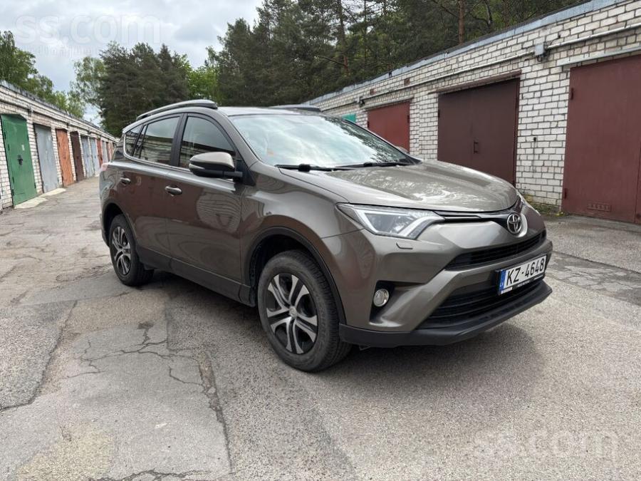 Brown Toyota RAV4 2017 in Riga, with an engine capacity of 2.00 L and mileage of 173 thousand km for 13500 €, photo 3 on AUTOMOTO.COM.LV