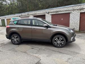 Brown Toyota RAV4 2017 in Riga, with an engine capacity of 2.00 L and mileage of 173 thousand km for 13500 €, photo 4 on AUTOMOTO.COM.LV