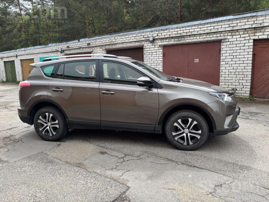 Brown Toyota RAV4 2017 in Riga, with an engine capacity of 2.00 L and mileage of 173 thousand km for 13500 €, photo 4 on AUTOMOTO.COM.LV
