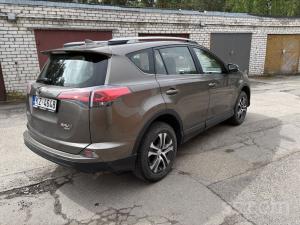 Brown Toyota RAV4 2017 in Riga, with an engine capacity of 2.00 L and mileage of 173 thousand km for 13500 €, photo 5 on AUTOMOTO.COM.LV