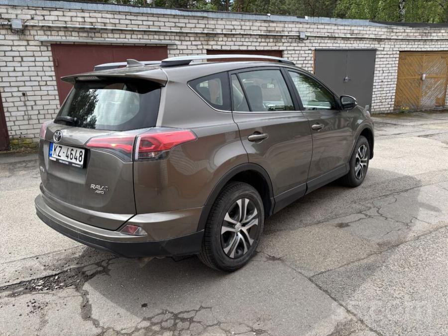 Brown Toyota RAV4 2017 in Riga, with an engine capacity of 2.00 L and mileage of 173 thousand km for 13500 €, photo 5 on AUTOMOTO.COM.LV