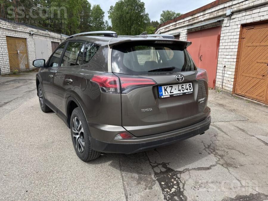 Brown Toyota RAV4 2017 in Riga, with an engine capacity of 2.00 L and mileage of 173 thousand km for 13500 €, photo 6 on AUTOMOTO.COM.LV