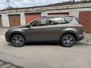 Brown Toyota RAV4 2017 in Riga, with an engine capacity of 2.00 L and mileage of 173 thousand km for 13500 €, photo 7 on AUTOMOTO.COM.LV