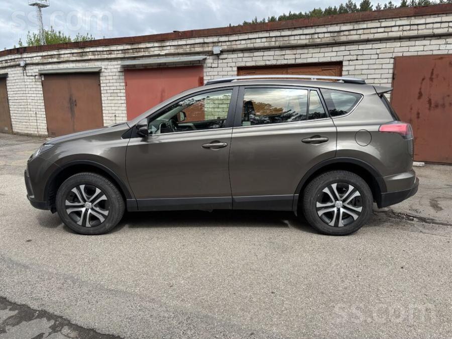 Brown Toyota RAV4 2017 in Riga, with an engine capacity of 2.00 L and mileage of 173 thousand km for 13500 €, photo 7 on AUTOMOTO.COM.LV