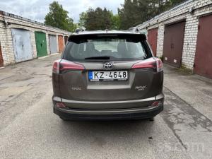 Brown Toyota RAV4 2017 in Riga, with an engine capacity of 2.00 L and mileage of 173 thousand km for 13500 €, photo 8 on AUTOMOTO.COM.LV