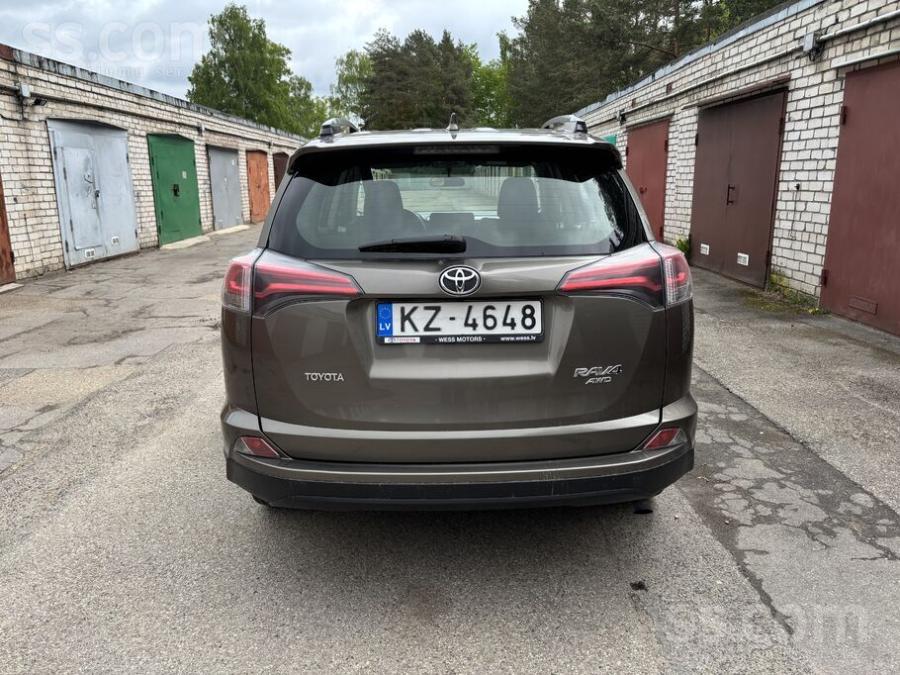 Brown Toyota RAV4 2017 in Riga, with an engine capacity of 2.00 L and mileage of 173 thousand km for 13500 €, photo 8 on AUTOMOTO.COM.LV