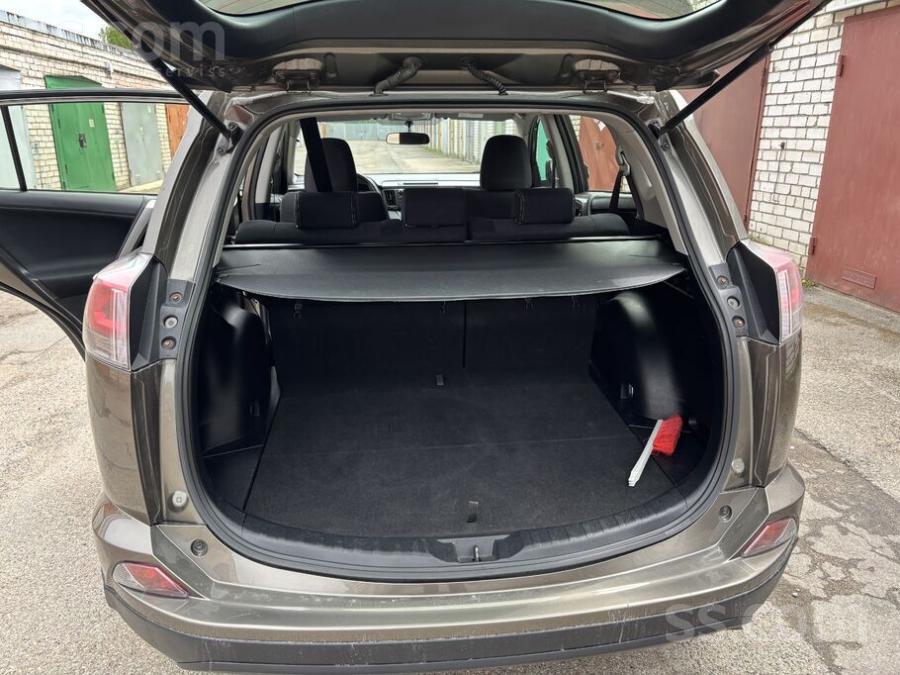 Brown Toyota RAV4 2017 in Riga, with an engine capacity of 2.00 L and mileage of 173 thousand km for 13500 €, photo 9 on AUTOMOTO.COM.LV
