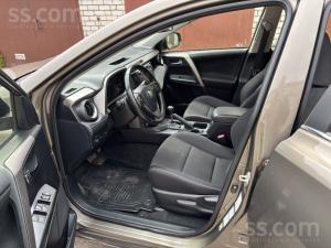 Brown Toyota RAV4 2017 in Riga, with an engine capacity of 2.00 L and mileage of 173 thousand km for 13500 €, photo 13 on AUTOMOTO.COM.LV