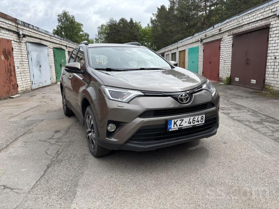 Brown Toyota RAV4 2017 in Riga, with an engine capacity of 2.00 L and mileage of 173 thousand km for 13500 €, photo 14 on AUTOMOTO.COM.LV