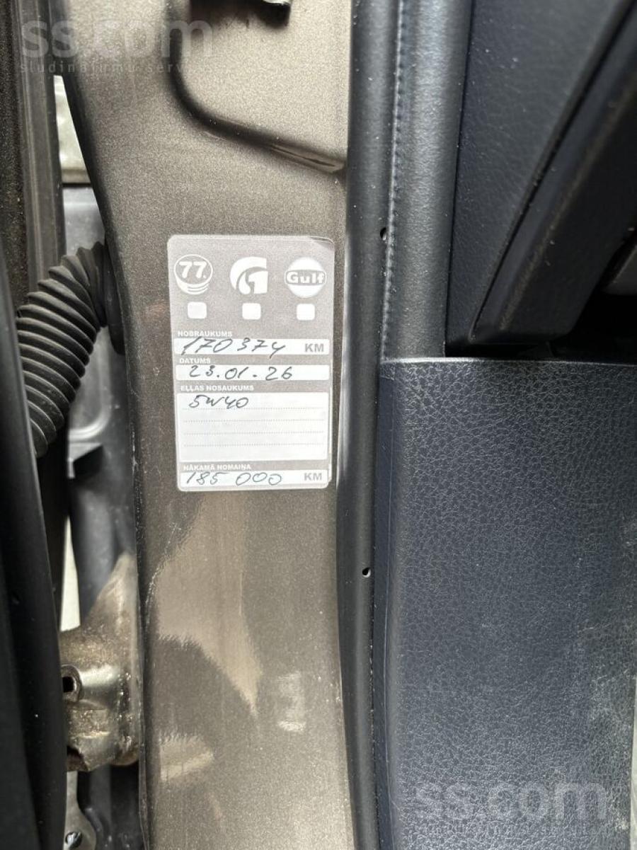 Brown Toyota RAV4 2017 in Riga, with an engine capacity of 2.00 L and mileage of 173 thousand km for 13500 €, photo 16 on AUTOMOTO.COM.LV