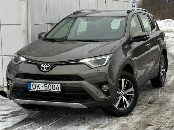 Brown Toyota RAV4 2017 in Riga, with an engine capacity of 2.00 L and mileage of 94 thousand km for 16600 €, photo 1 on AUTOMOTO.COM.LV
