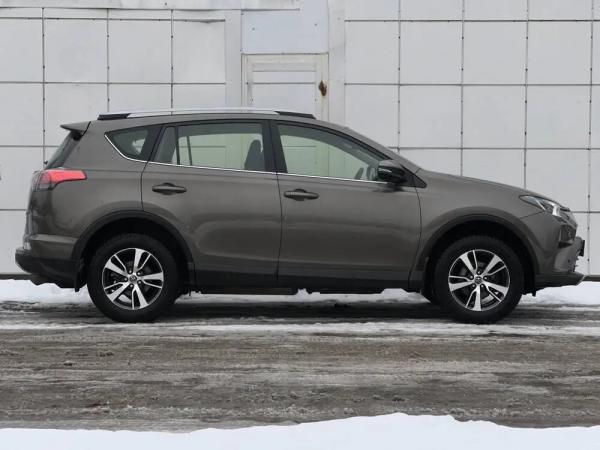 Brown Toyota RAV4 2017 in Riga, with an engine capacity of 2.00 L and mileage of 94 thousand km for 16600 €, photo 2 on AUTOMOTO.COM.LV