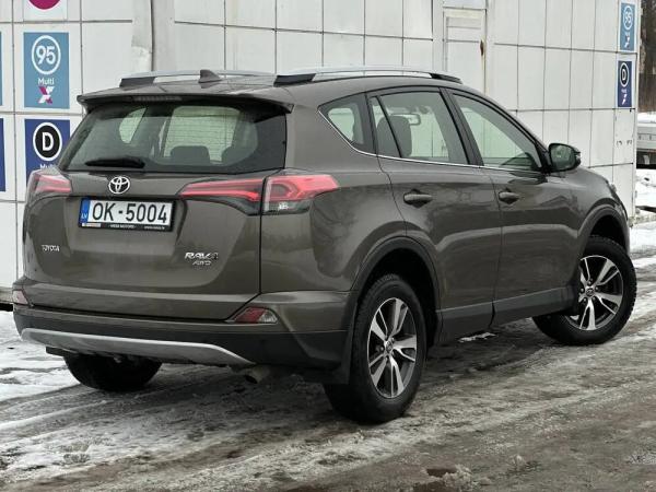 Brown Toyota RAV4 2017 in Riga, with an engine capacity of 2.00 L and mileage of 94 thousand km for 16600 €, photo 6 on AUTOMOTO.COM.LV