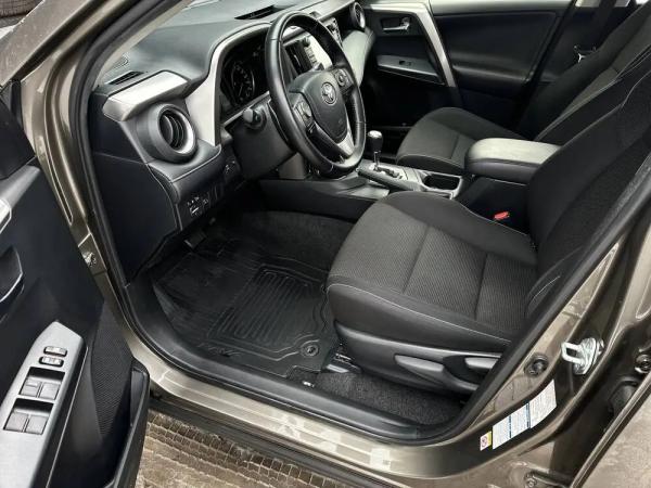 Brown Toyota RAV4 2017 in Riga, with an engine capacity of 2.00 L and mileage of 94 thousand km for 16600 €, photo 9 on AUTOMOTO.COM.LV