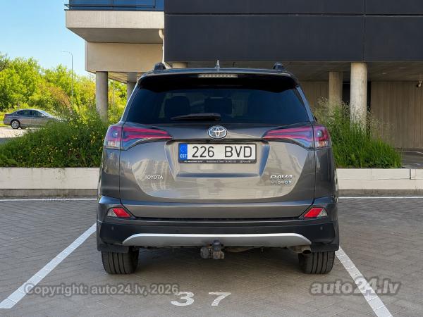 Brūns Toyota RAV4 2017 Tallina, ar dzinēja tilpumu 2.50 L un nobraukumu 355 tūkst. km par 13599 €, foto 5 vietnē AUTOMOTO.COM.LV