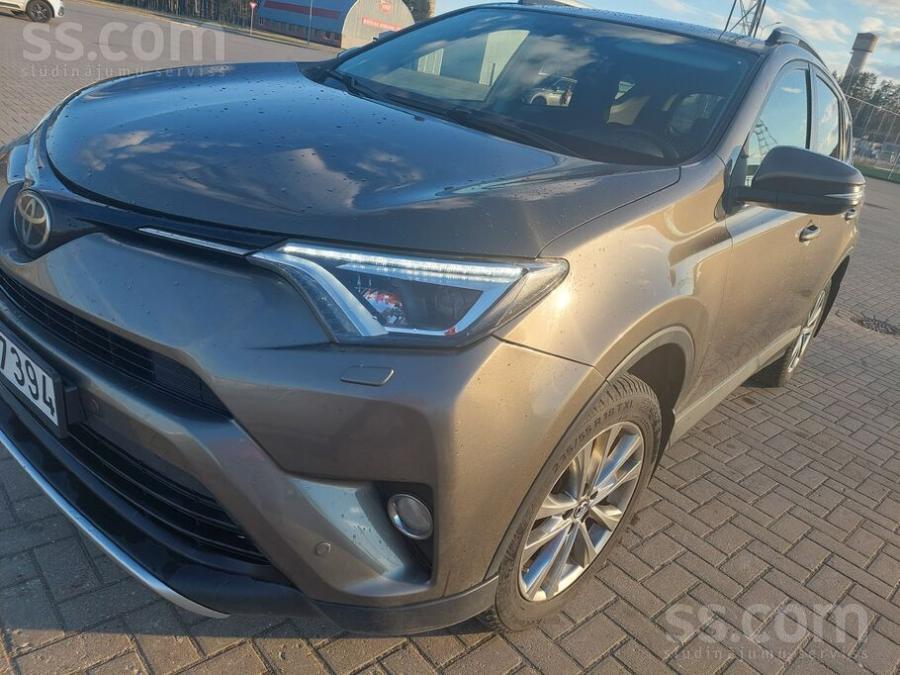 Brown Toyota RAV4 2017 in Valmiera, with an engine capacity of 2.00 L and mileage of 160 thousand km for 14990 €, photo 1 on AUTOMOTO.COM.LV
