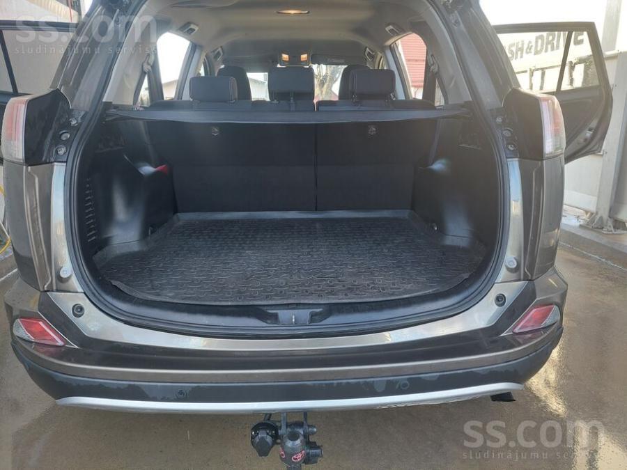 Brown Toyota RAV4 2017 in Valmiera, with an engine capacity of 2.00 L and mileage of 160 thousand km for 14990 €, photo 5 on AUTOMOTO.COM.LV