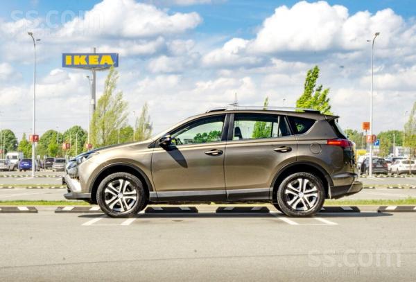 Brown Toyota RAV4 2017 in Riga, with an engine capacity of 2.00 L and mileage of 173 thousand km for 12190 €, photo 5 on AUTOMOTO.COM.LV