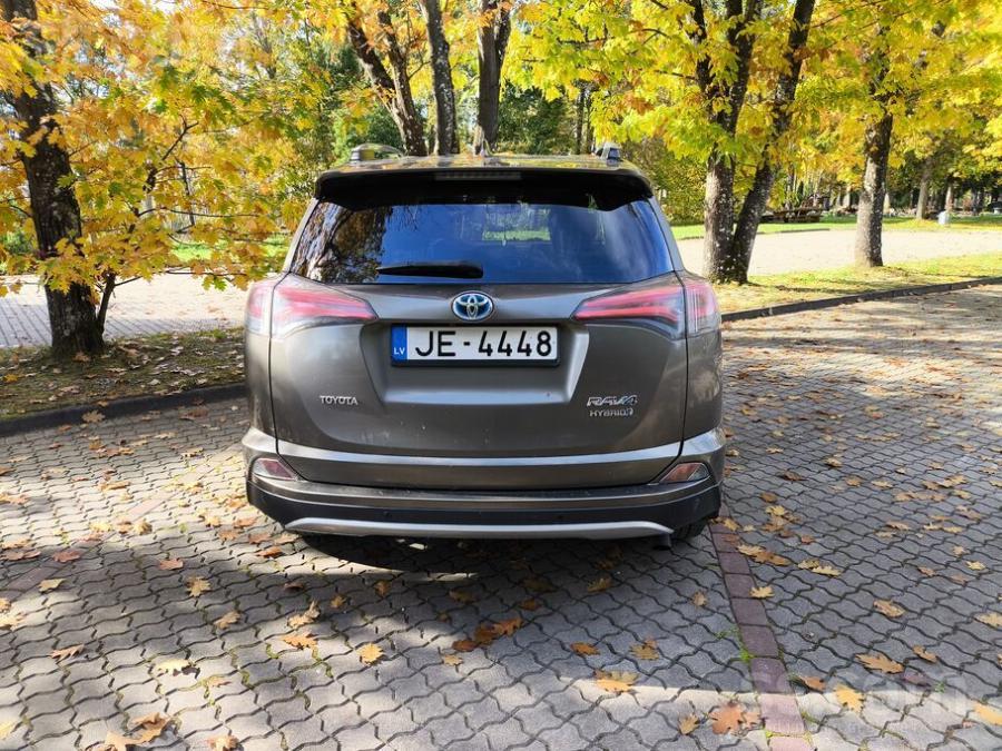 Brūns Toyota RAV4 2017 Rīga, ar dzinēja tilpumu 2.50 L un nobraukumu 180 tūkst. km par 17900 €, foto 5 vietnē AUTOMOTO.COM.LV