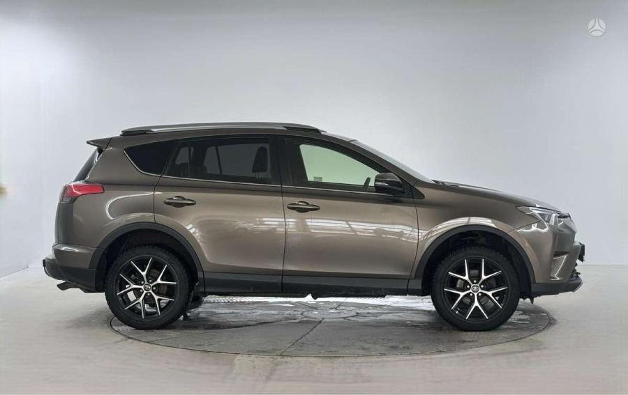 Brūns Toyota RAV4 2018 Viļņa, ar dzinēja tilpumu 1.99 L un nobraukumu 136 tūkst. km par 17900 €, foto 6 vietnē AUTOMOTO.COM.LV